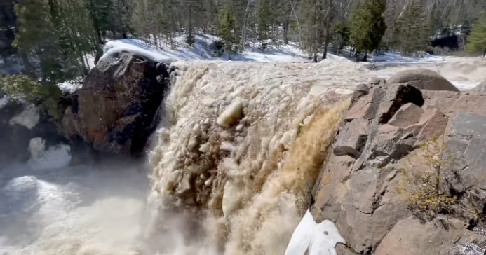 "The mighty melt": Video shows ice-filled waterfall at Tettegouche State Park - CBS Minnesota
