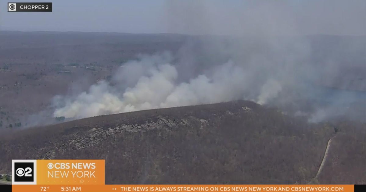 Crews face setback fighting West Milford fire - CBS New York