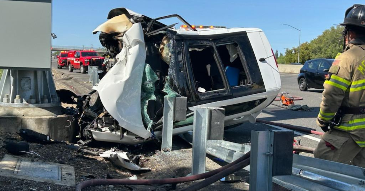 Driver dies after crashing into metal pole, guard rail on Highway 50 near Folsom - CBS Sacramento