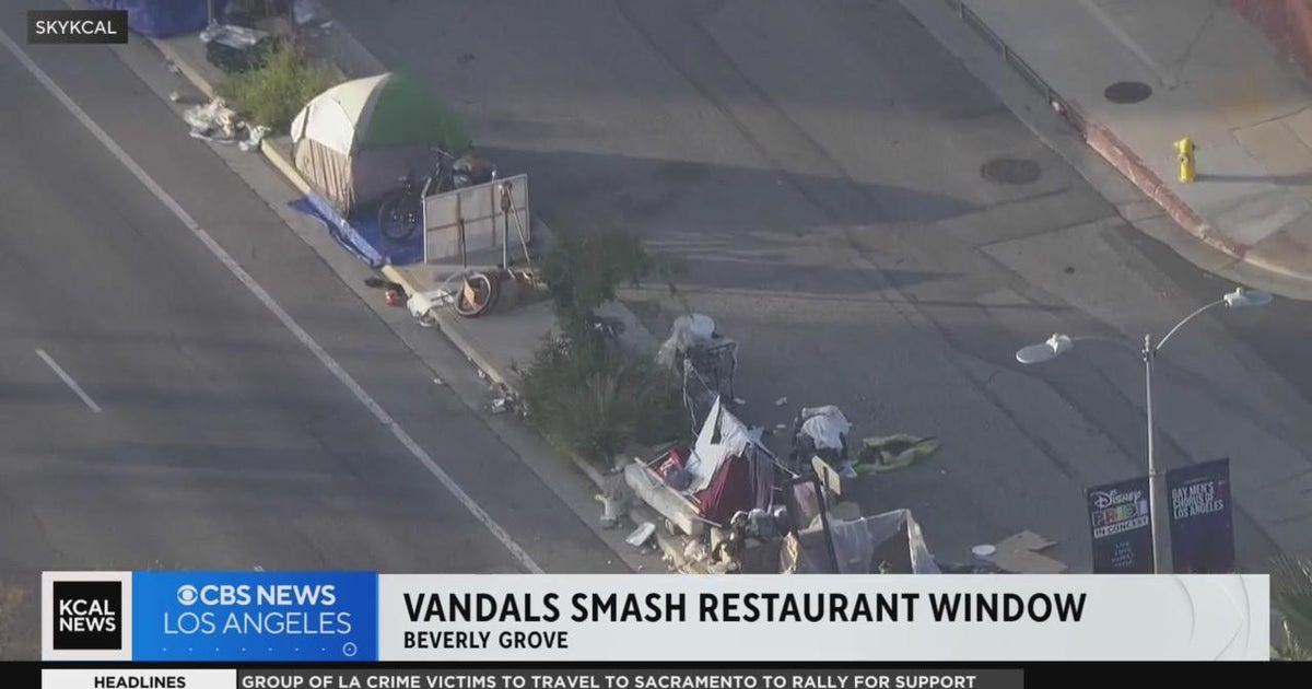Vandals smash window at restaurant in Beverly Grove - CBS Los Angeles