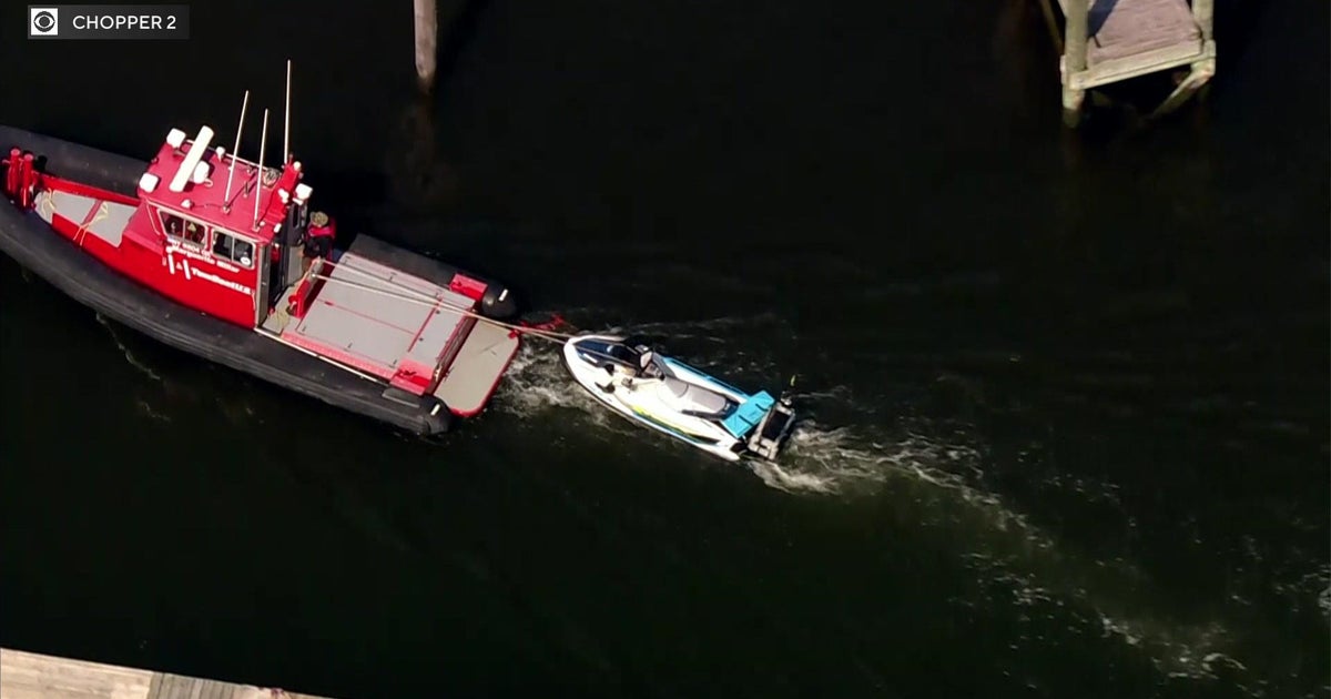 2 rescued from Raritan Bay after crashing Jet Skis - CBS New York