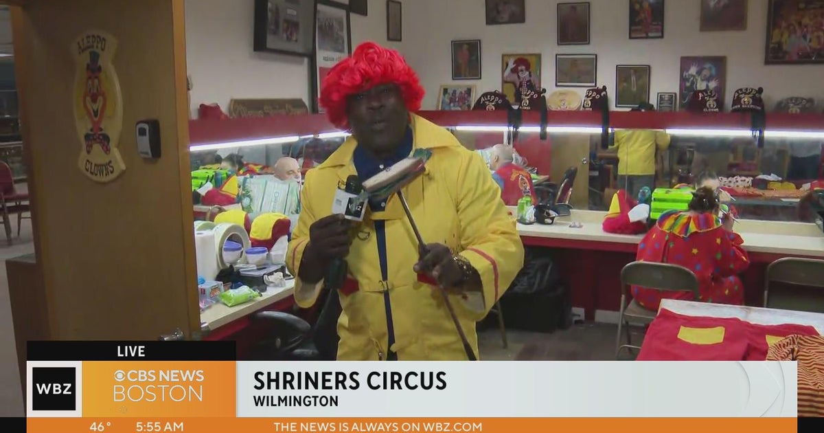 Levan Reid clowns around with Shriners Circus - CBS Boston
