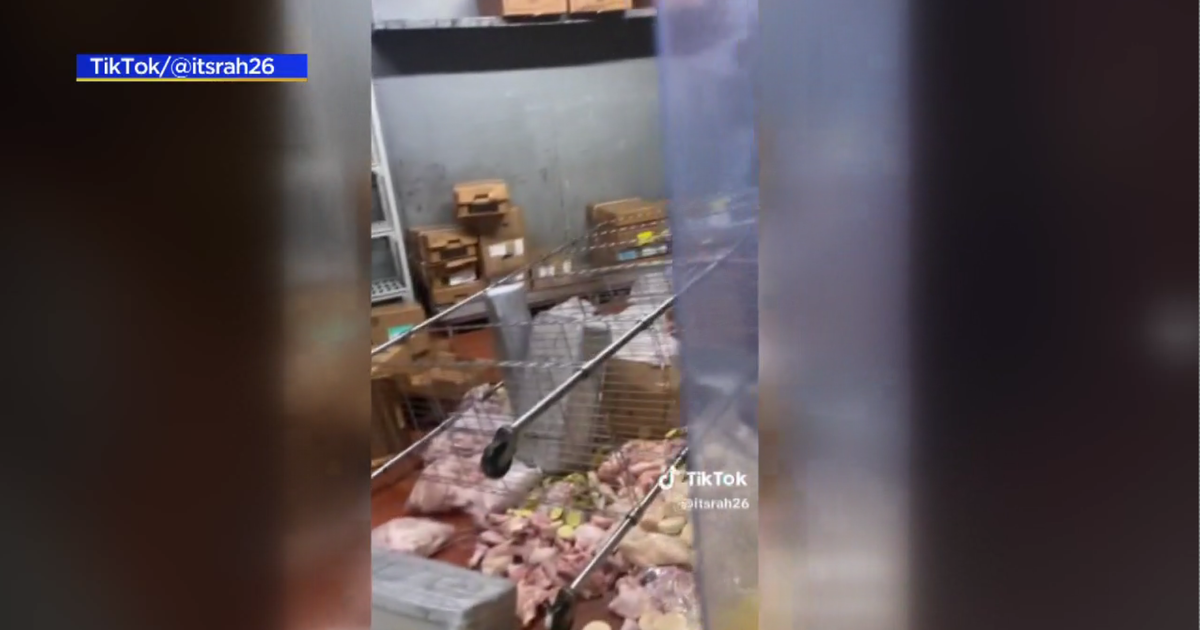 Video shows man trashing Rogers Park Popeyes - CBS Chicago