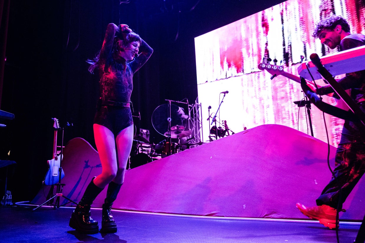 Photos: Indie-pop singer Caroline Polachek brings spectacular show to ...