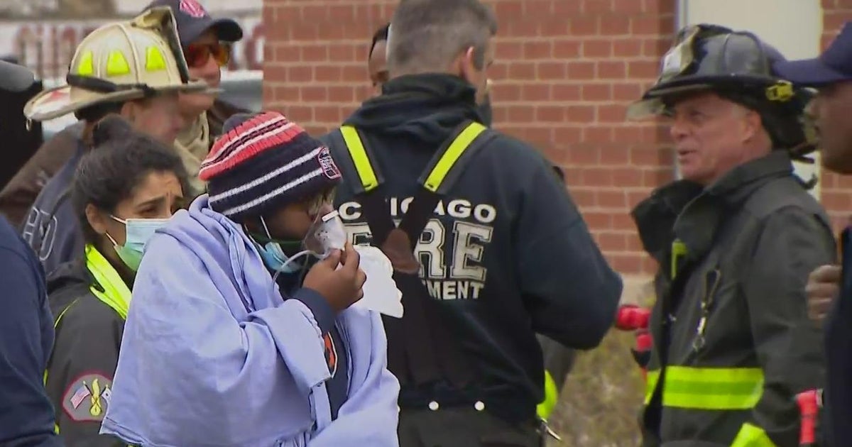 West Rogers Park bank robber sprays substance at teller, flees on foot ...