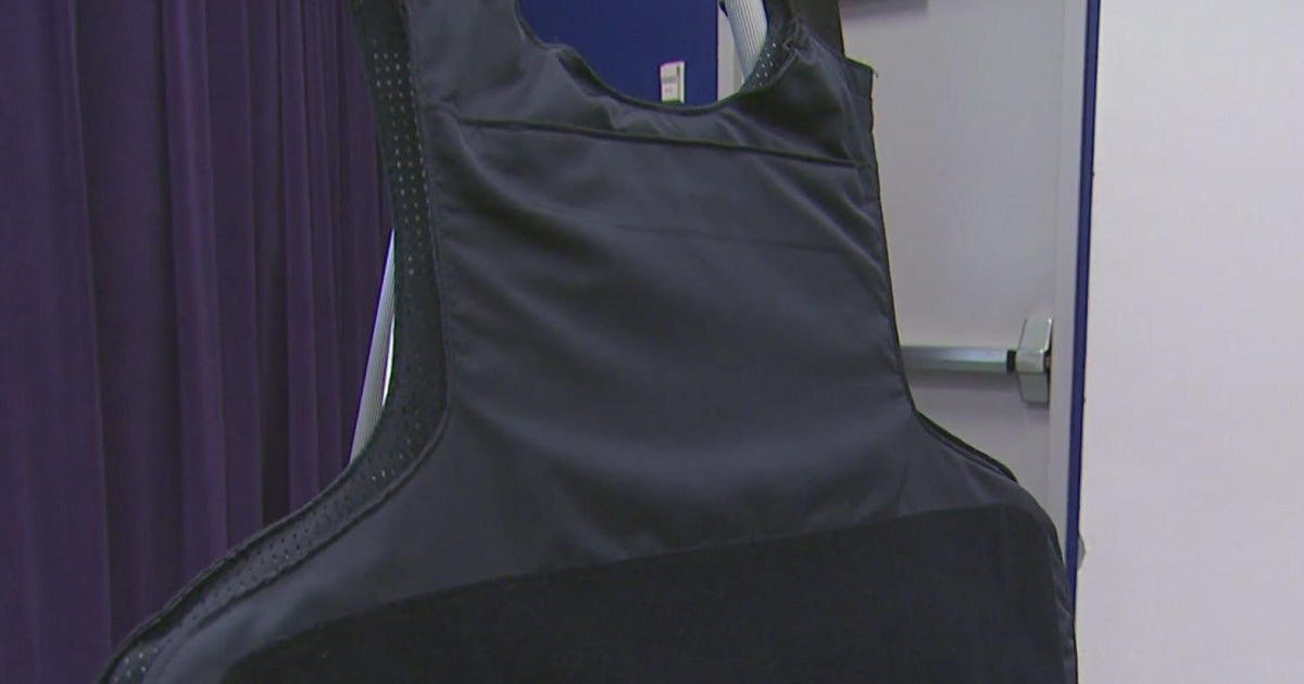 Chicago police officers receiving new bulletproof vests - CBS Chicago