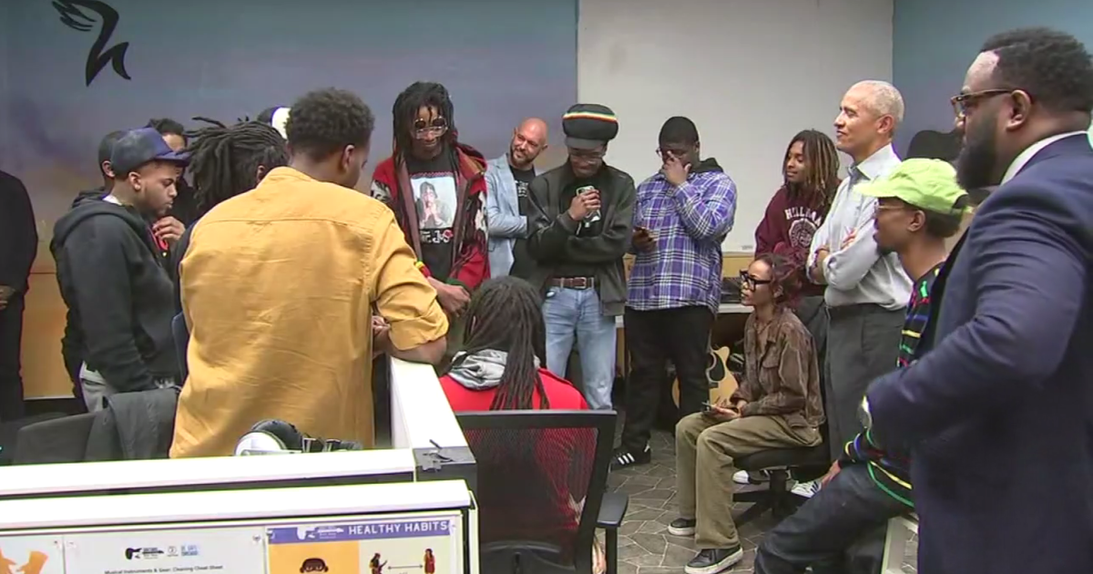 Former President Obama visits young Chicago musicians - CBS Chicago