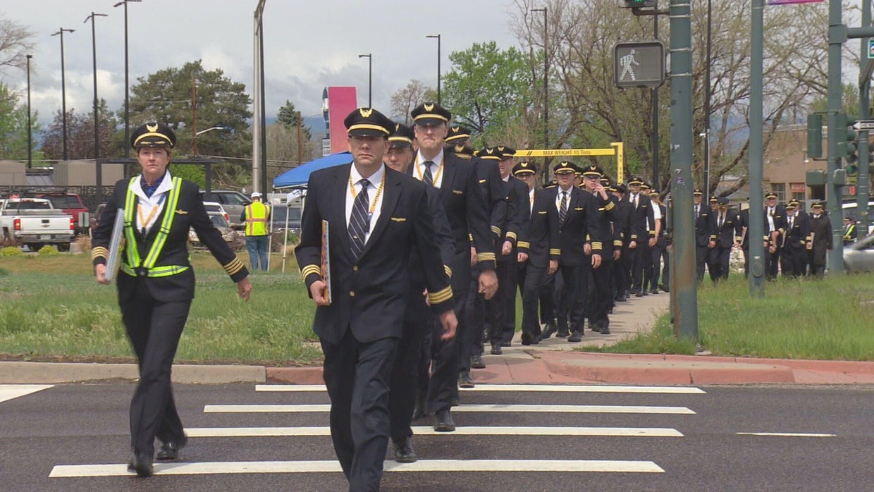 United Airlines pilots picket, ask for raises, better work-life balance ...