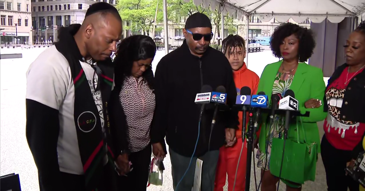 Mothers of missing people aren't giving up hope - CBS Chicago
