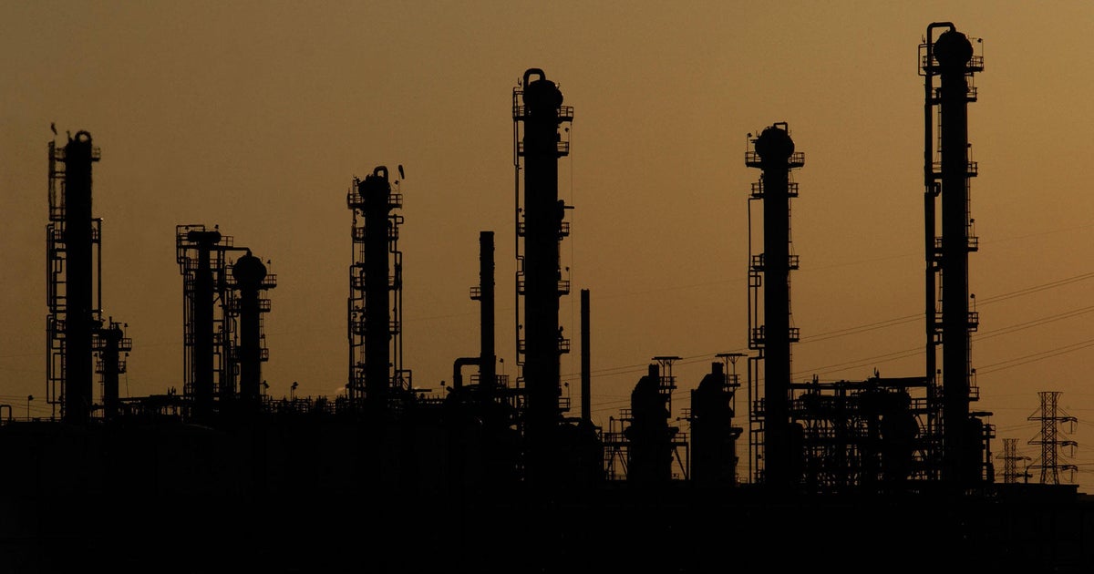 Fire breaks out at Marathon refinery in Texas; 1 worker dead - CBS Texas