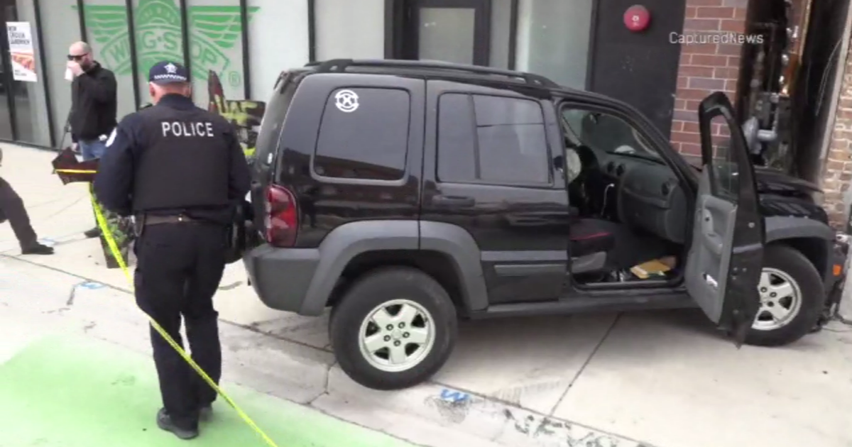 Stolen car crashes into building in West Town - CBS Chicago