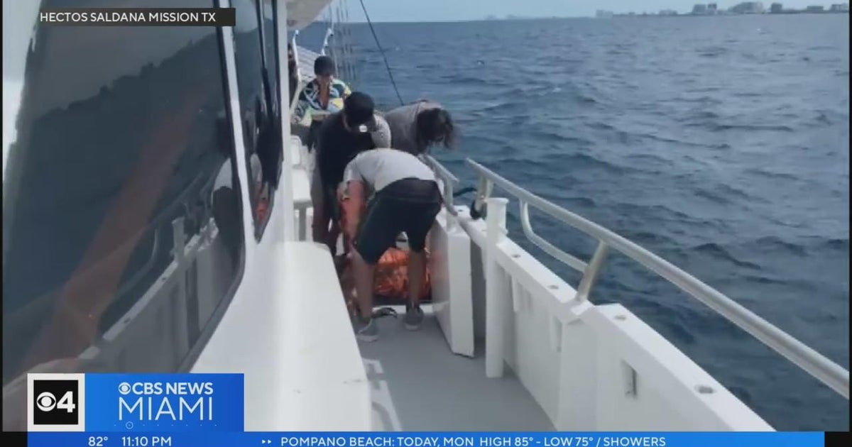 3 men rescued after boat capsizes off Hollywood coast - CBS Miami