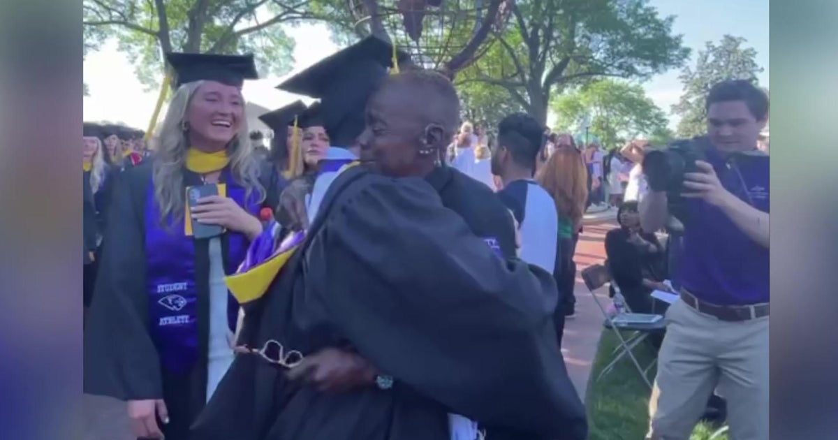 Students line up to say goodbye to beloved security guard - CBS News