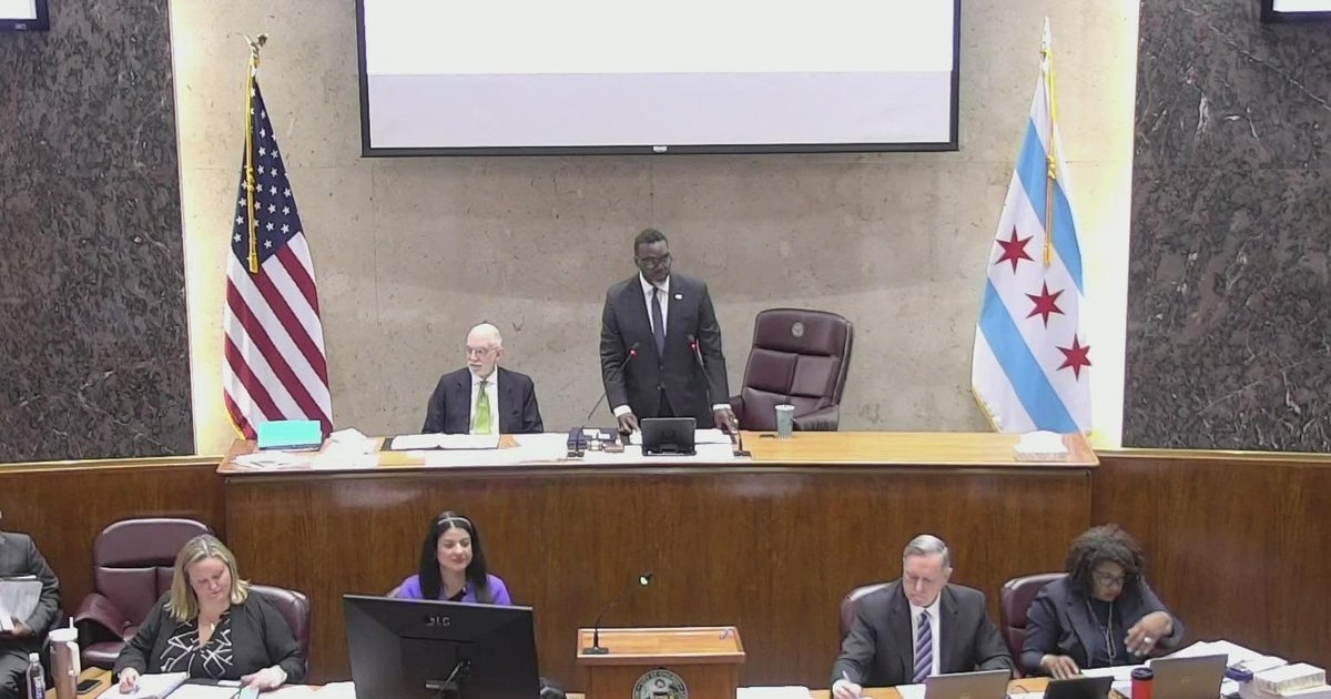 Chicago City Council vote on funding to help migrants delayed - CBS Chicago
