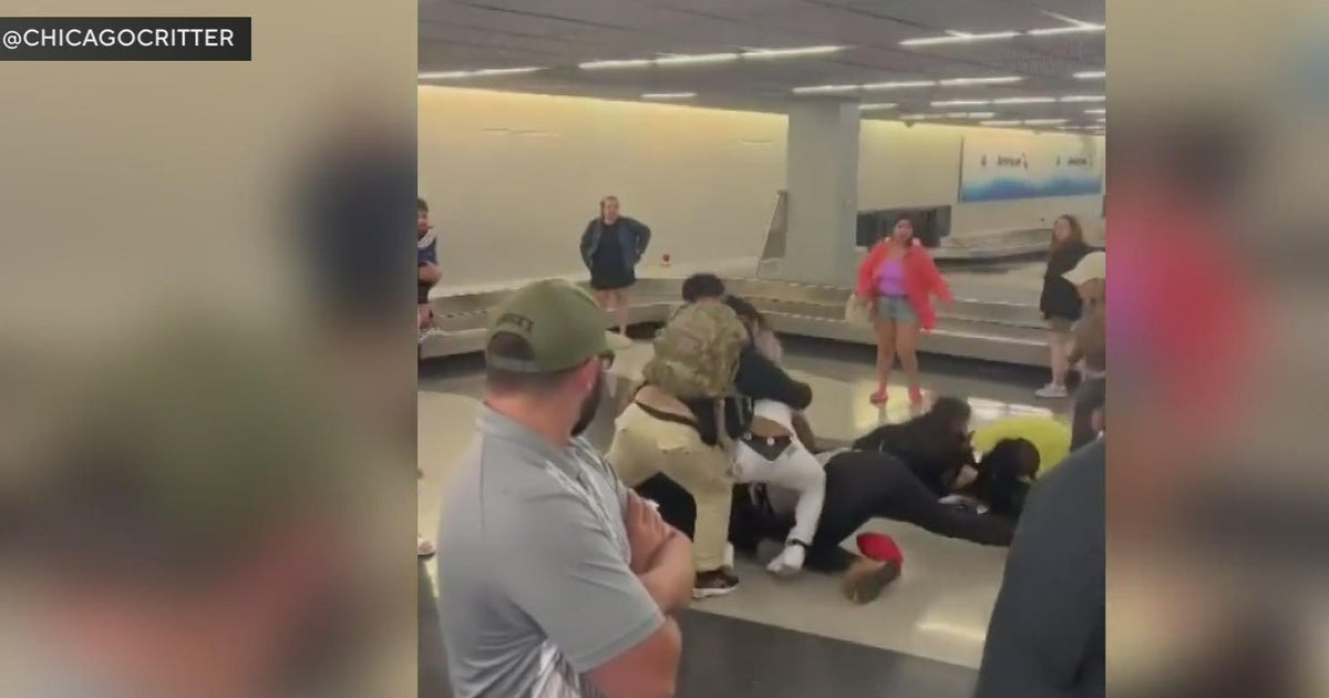 2 Arrested After Brawl At Ohare Airport Baggage Claim Cbs Chicago