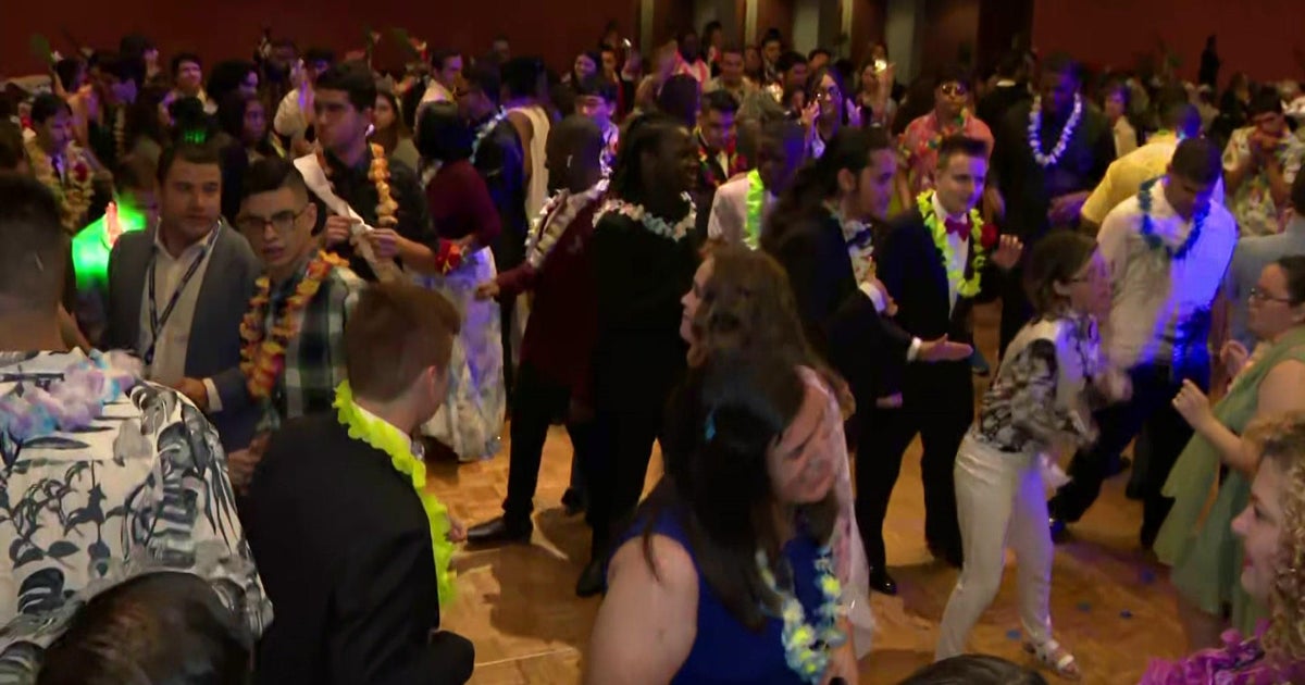 Hundreds of Miami-Dade students attend Hawaiian-themed prom - CBS Miami