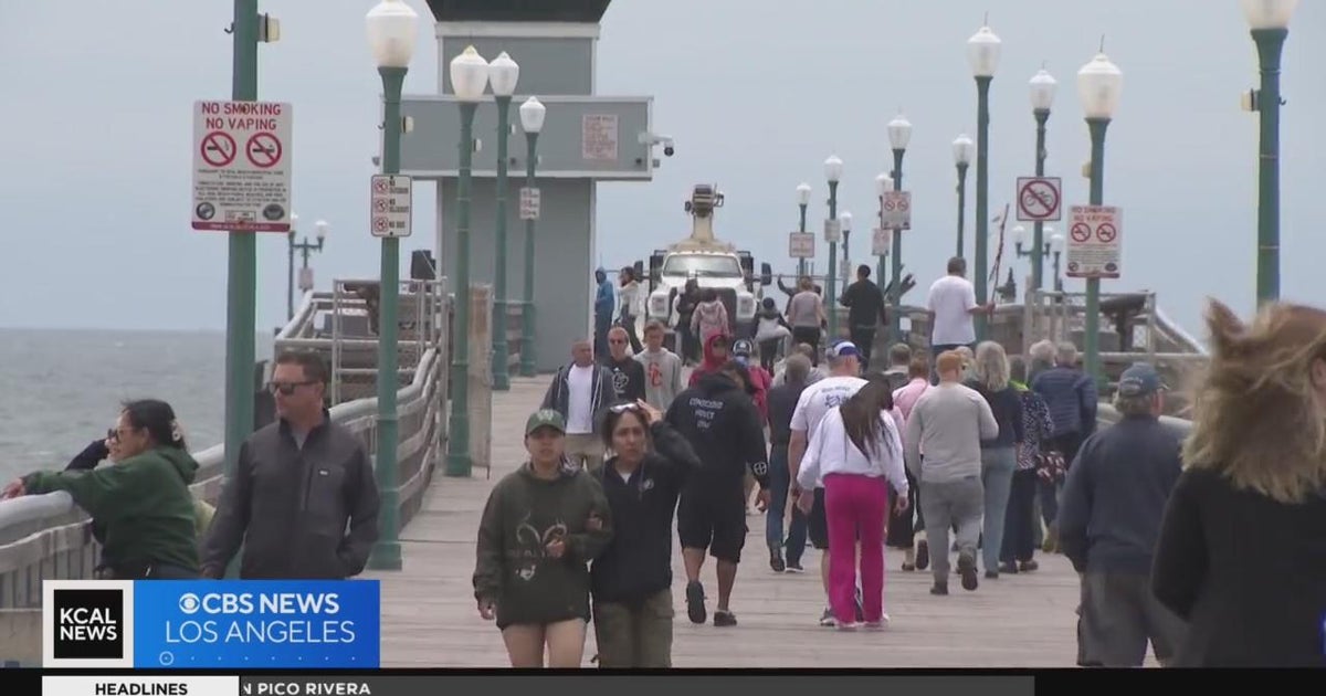 Despite gloomy weather, people flock to beaches for Memorial Day weekend - CBS Los Angeles