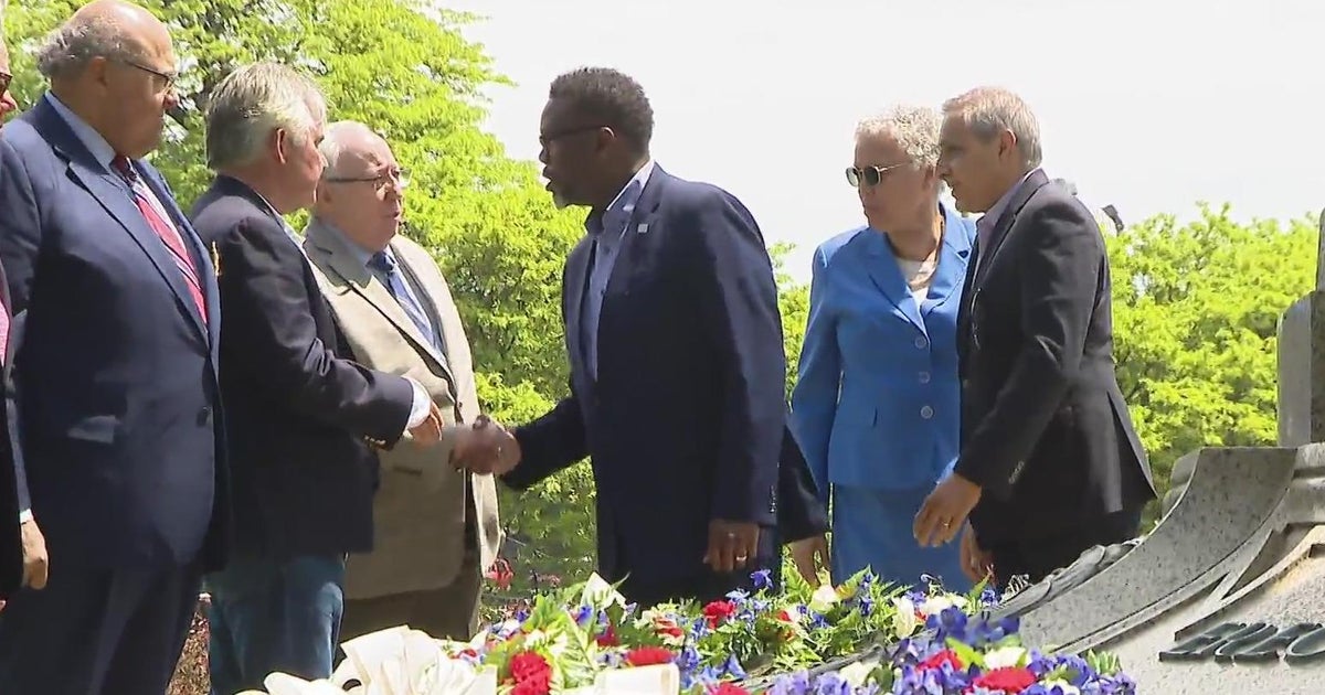 Chicagoans honor the fallen on Memorial Day - CBS Chicago