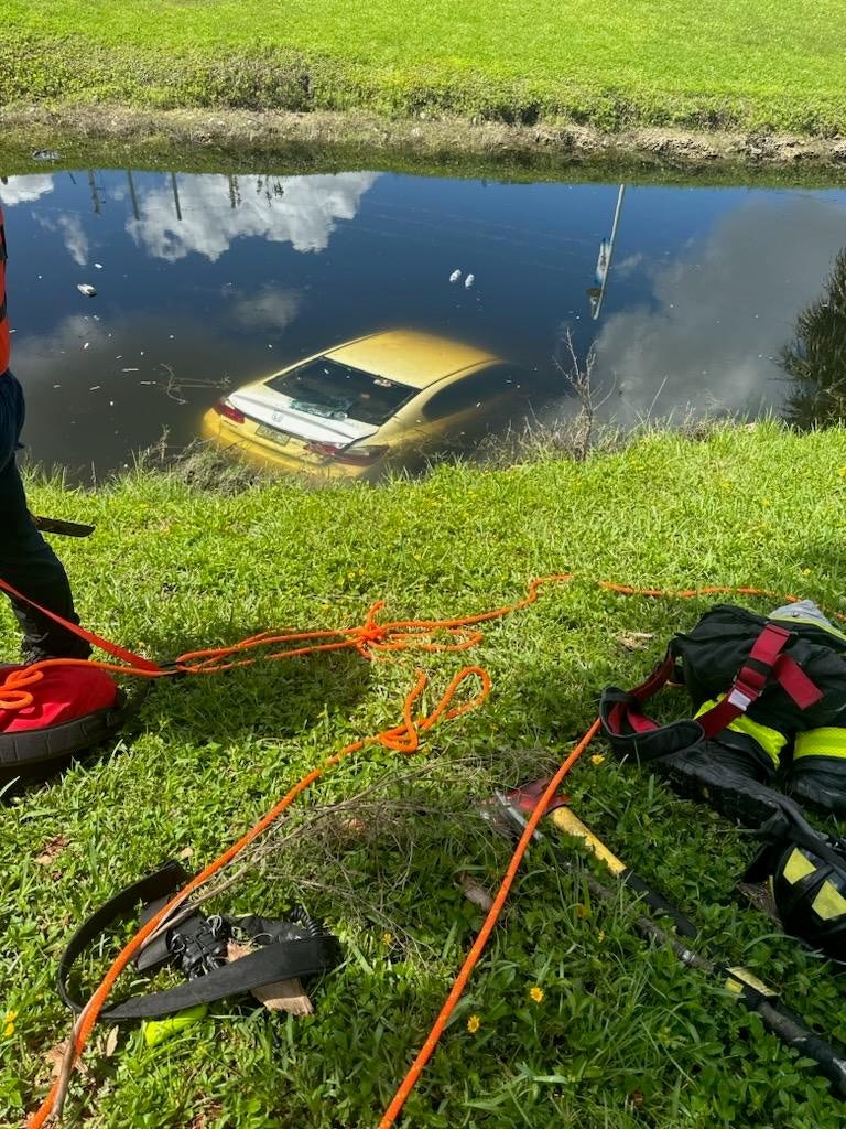 Car found submerged in North Lauderdale canal - CBS Miami