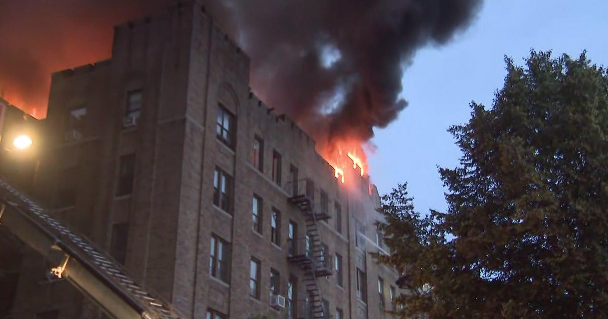 5 hurt, including 1 firefighter, in Bronx apartment building fire - CBS ...