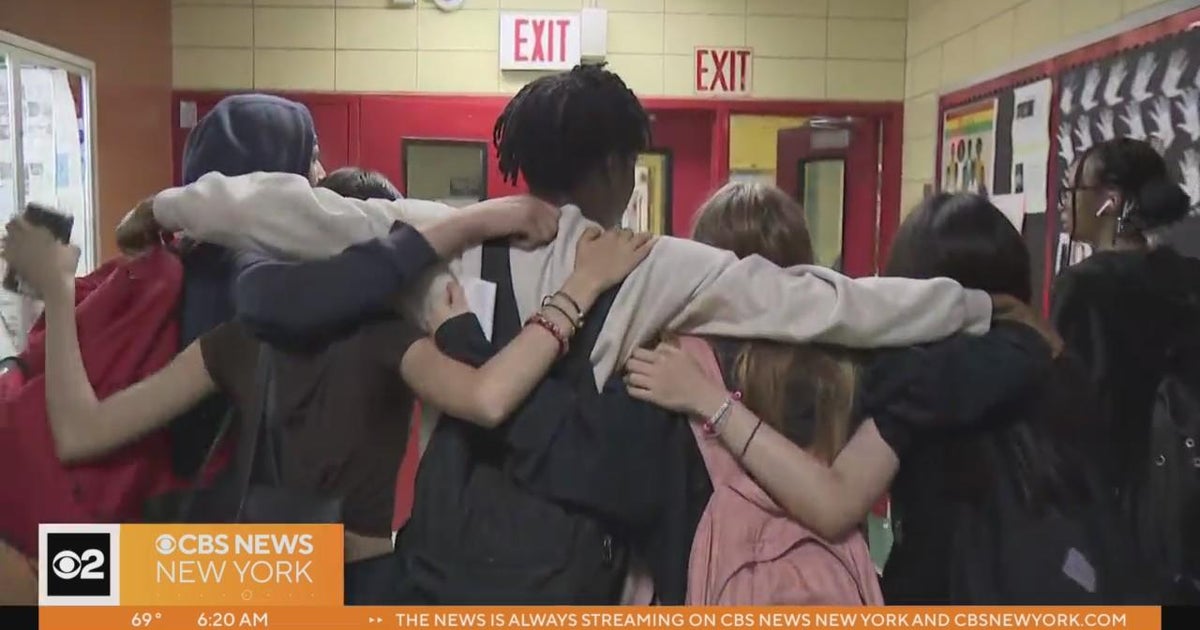 Students learn to shine at Edward R. Murrow High School - CBS New York