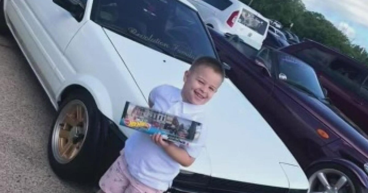 7 Year Old Boy Drowns While Swimming In Lake Michigan Cbs Chicago