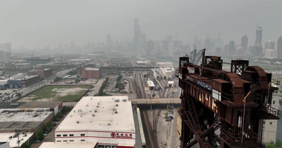 Stunning video of smoke in Chicago from Canadian wildfires - CBS Chicago