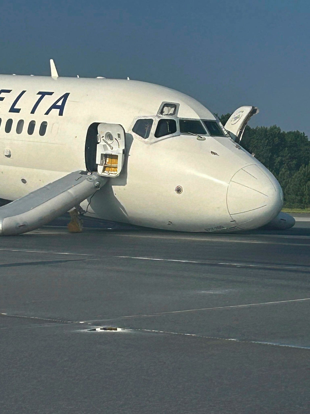 Delta plane makes smooth emergency landing in Charlotte - CBS News
