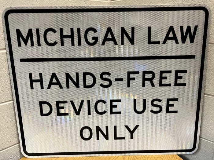 "Hands-free device use only" signs to be installed at Michigan border ...