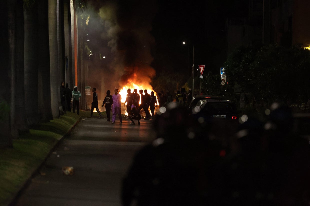Looting, violence in France reaches fourth night; hundreds more ...