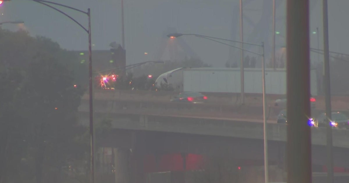 Semi truck crashes, blocking traffic on Dan Ryan Expressway - CBS Chicago