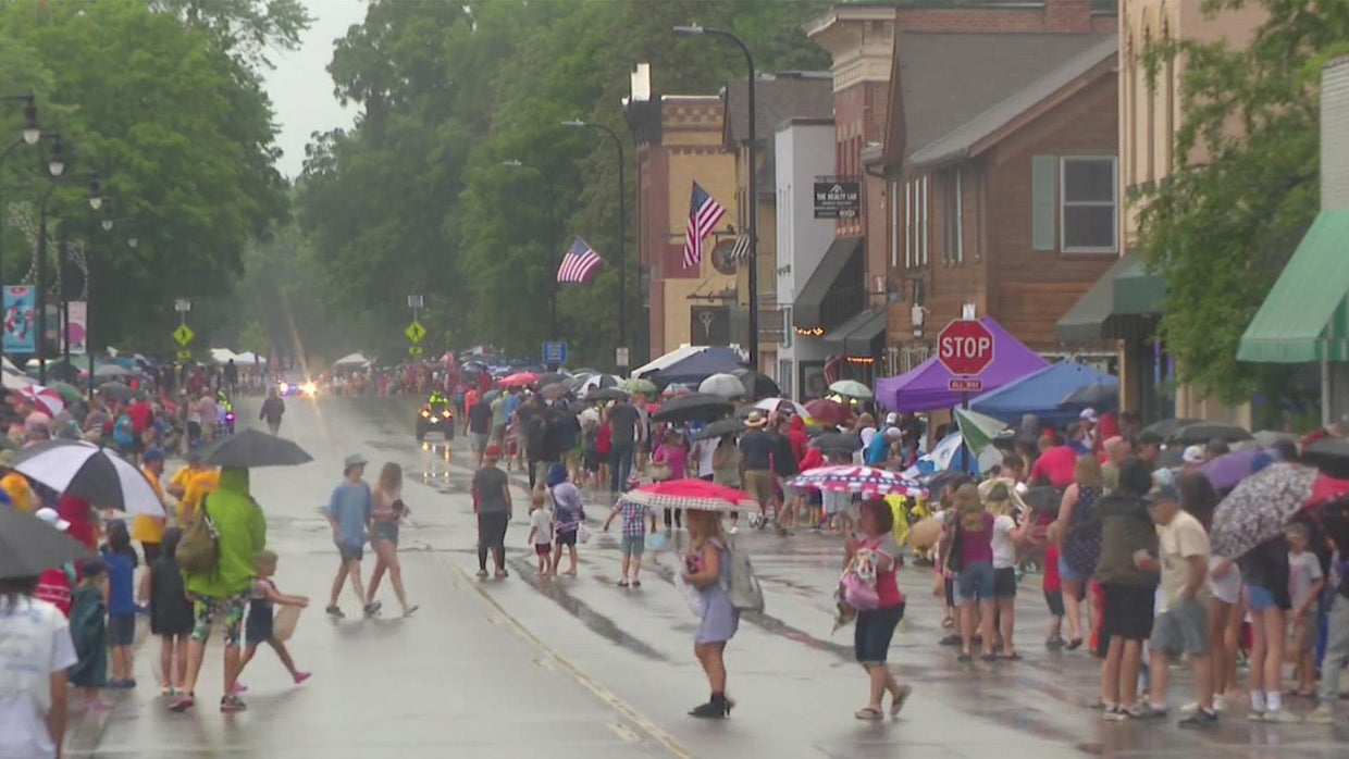 Fourth of July parade-goers undeterred by storms in Delano - CBS Minnesota