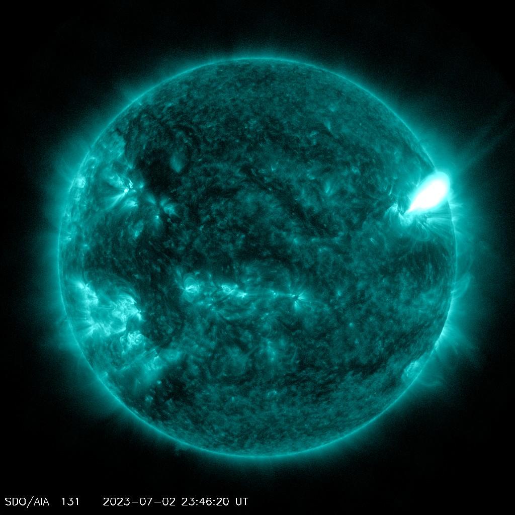 Sun unleashes powerful solar flare strong enough to cause radio ...