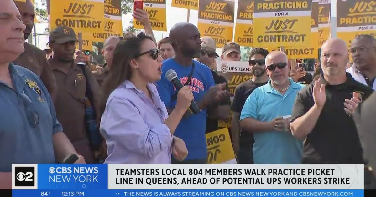 AOC joins UPS workers for practice strike in Queens - CBS New York