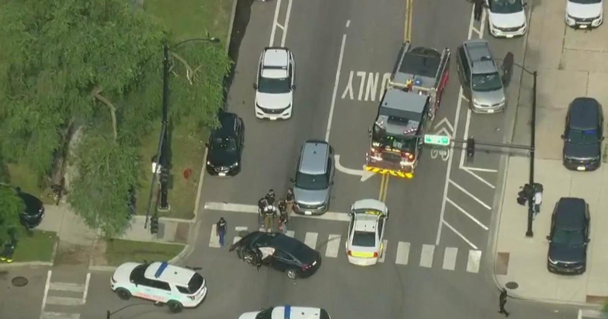 Apparent police chase ends in crash on Chicago's West Side - CBS Chicago