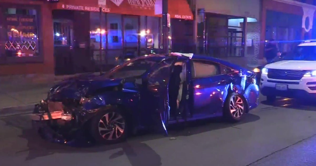 2 injured after driver runs red light, crashes into ambulance in West Town - CBS Chicago