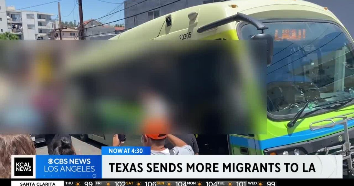 More migrants arrive in Los Angeles on buses from Texas - CBS Los Angeles