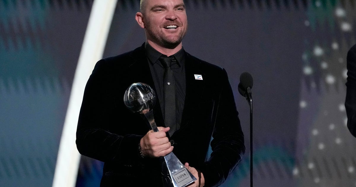 Liam Hendriks accepts Jimmy V Award for beating cancer - CBS Chicago