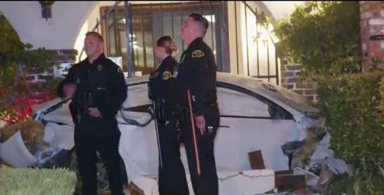 Car plows all the way through Pomona office building - CBS Los Angeles