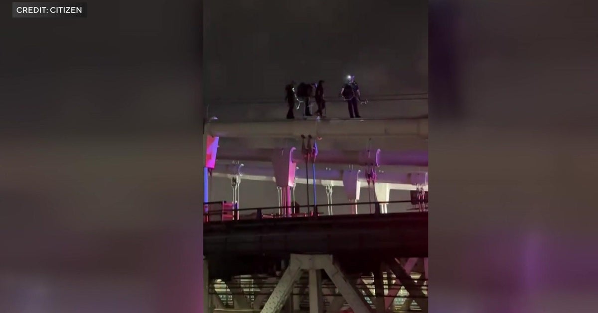 2 juveniles caught climbing Manhattan Bridge - CBS New York