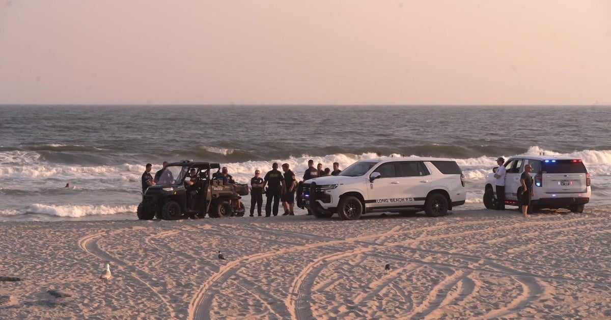 Lifeguards, good Samaritan rescue 3 swimmers on Long Island - CBS New York