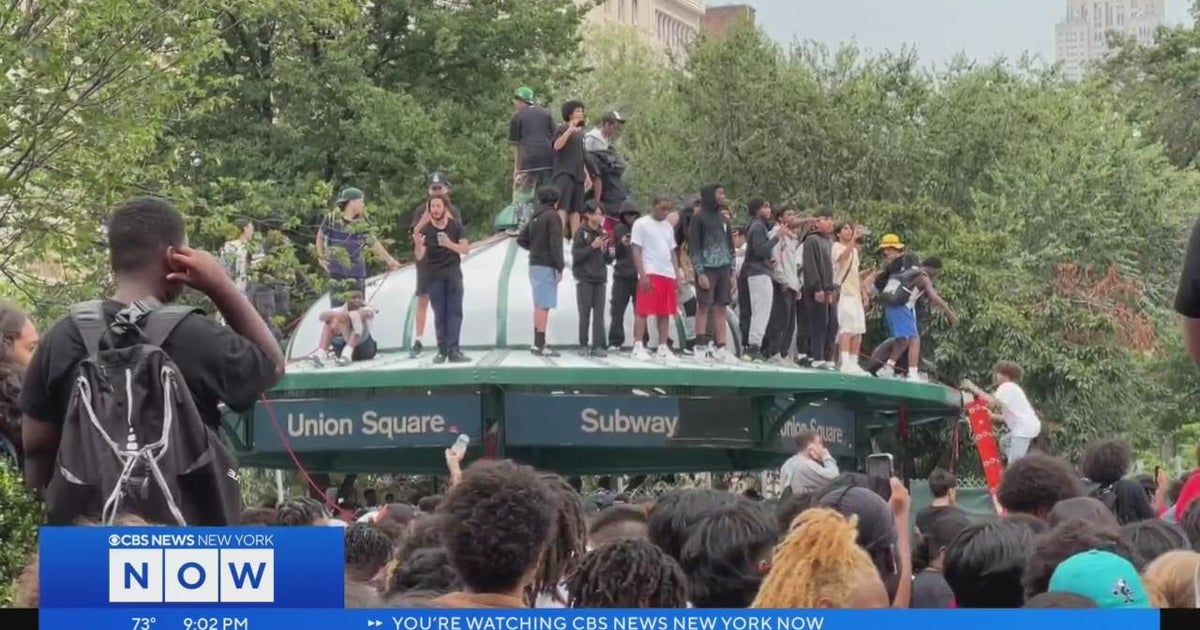 Livestreamer Kai Cenat facing charges in chaotic Union Square giveaway ...