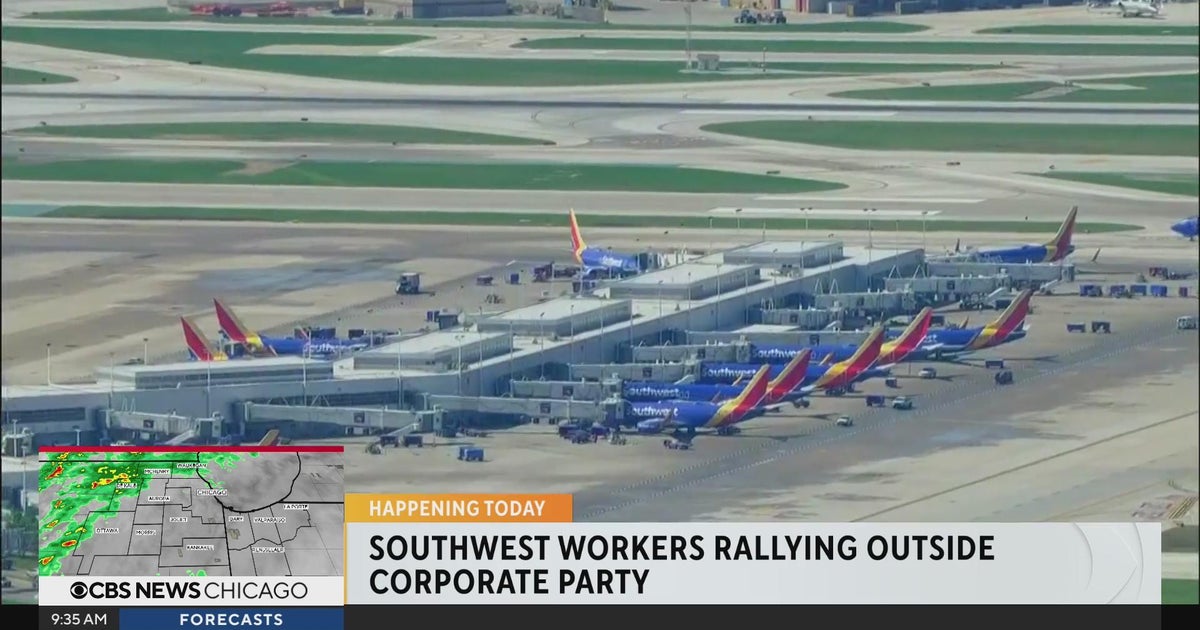 Southwest Airlines workers rallying outside corporate party - CBS Chicago