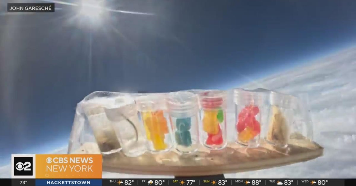 Young scientists from East Harlem launch balloon into space - CBS New York