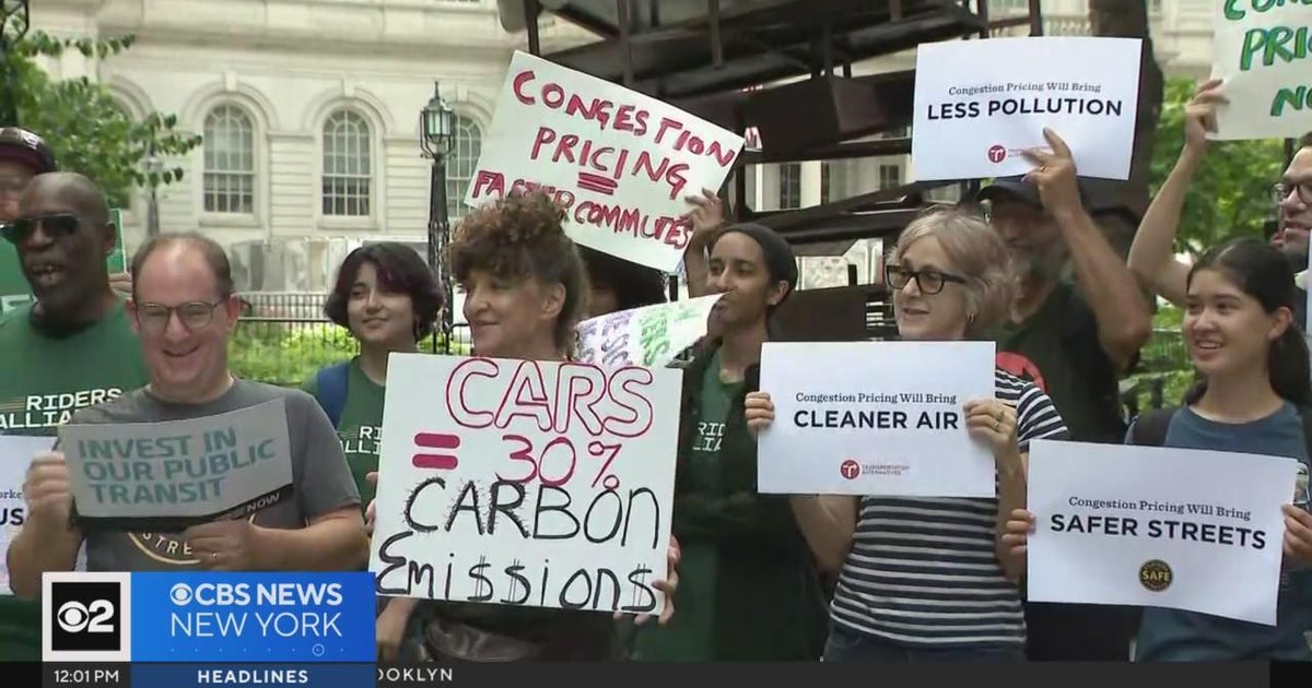 Congestion pricing supporters rally outside City Hall - CBS New York