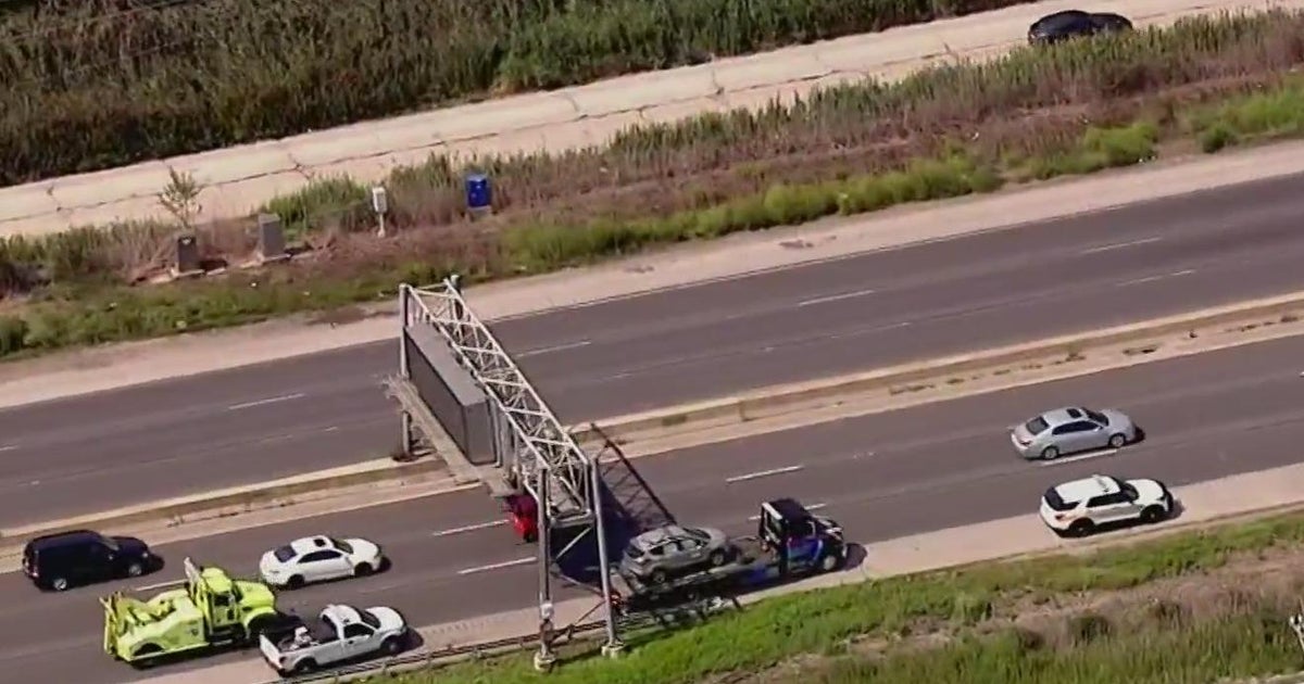 IDOT worker hit, injured along Bishop Ford Expressway - CBS Chicago