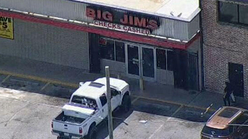 Armored-car guard killed during robbery attempt in Dallas - CBS Texas