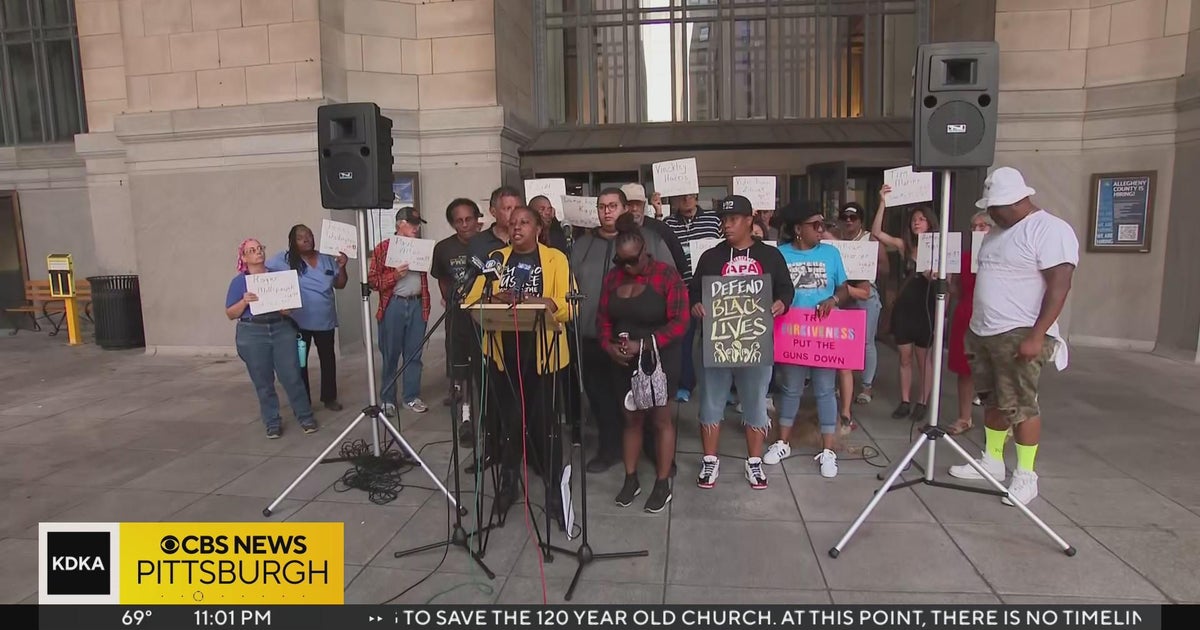 Activists call out police after Downtown arrest - CBS Pittsburgh