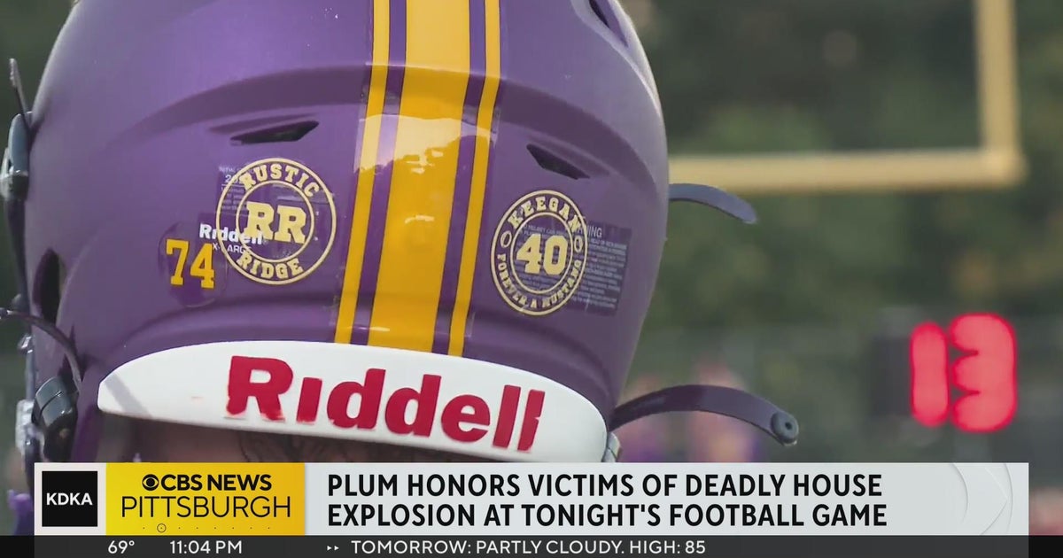 Plum football team honors victims of house explosion - CBS Pittsburgh