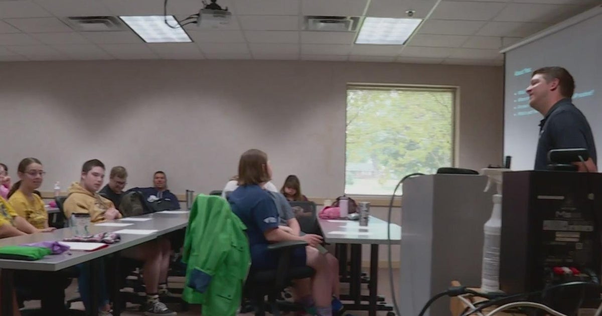 Elgin officer life lessons Judson University students - CBS Chicago